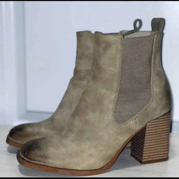 Shoes | Pierre Dumas Chunky Heel Ankle Booties Size 75 | Poshmark